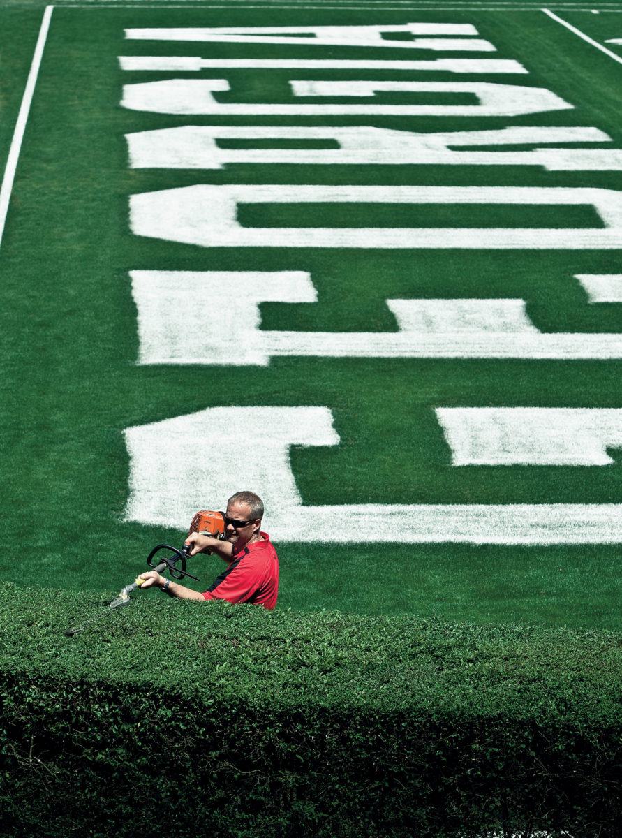 Go Between the Hedges: A Georgia Football Tradition – Garden & Gun