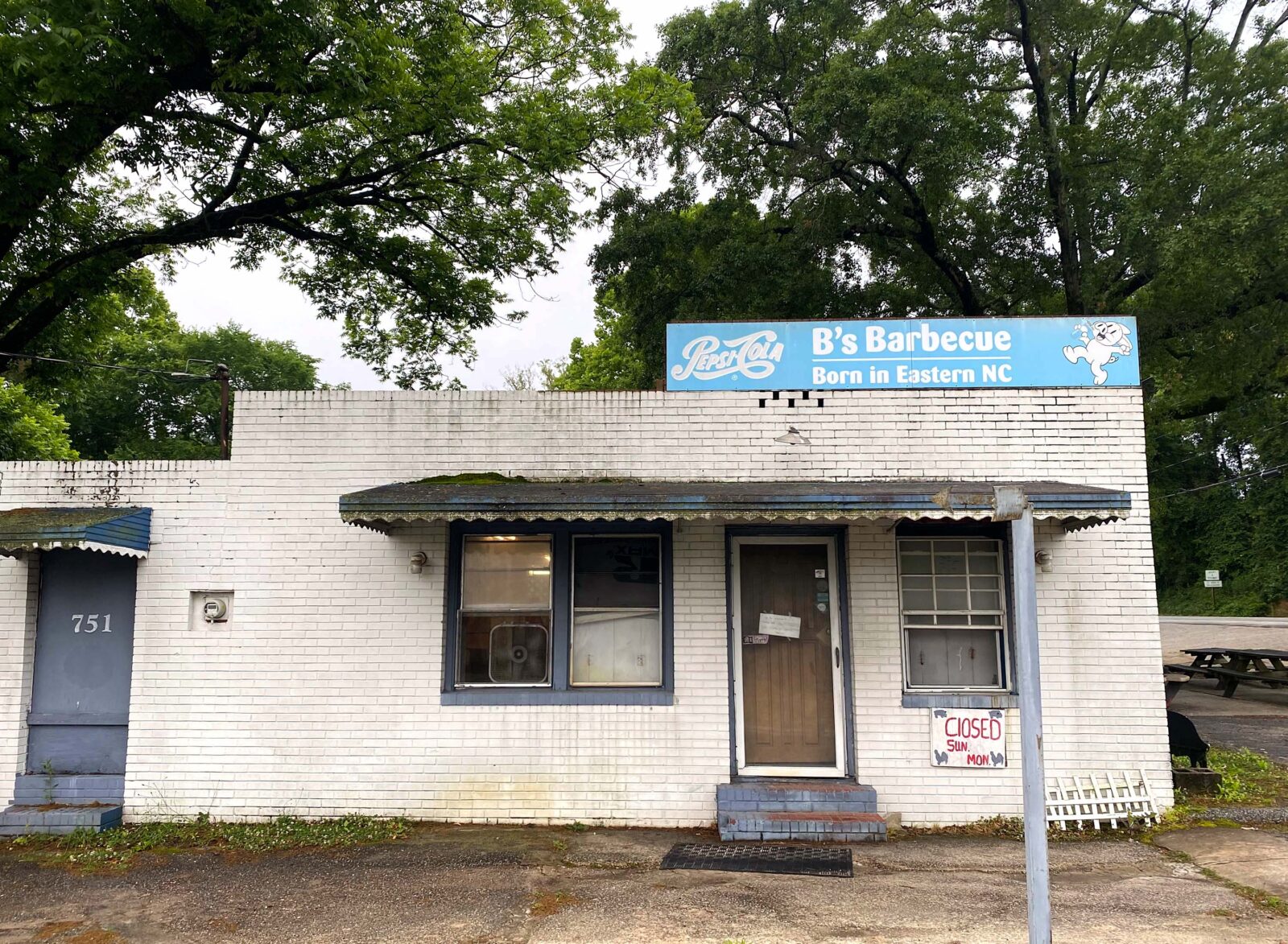 The Secrets of B’s Barbecue – Garden & Gun