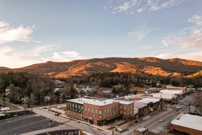 Why You Should Visit Clayton, Georgia, This Spring – Garden & Gun