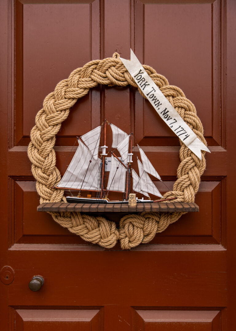 See the Stunning Christmas Wreaths of Colonial Williamsburg – Garden & Gun