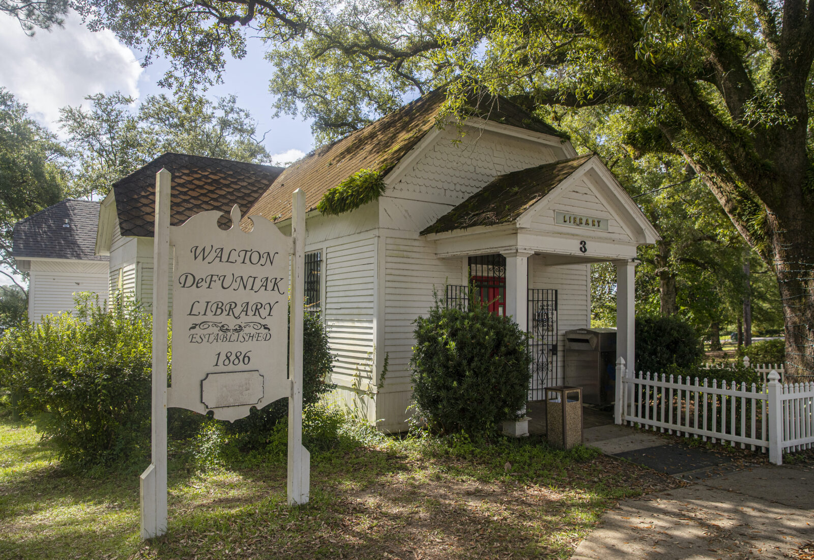 This Tiny Florida Library Is Full of Surprises – Garden & Gun