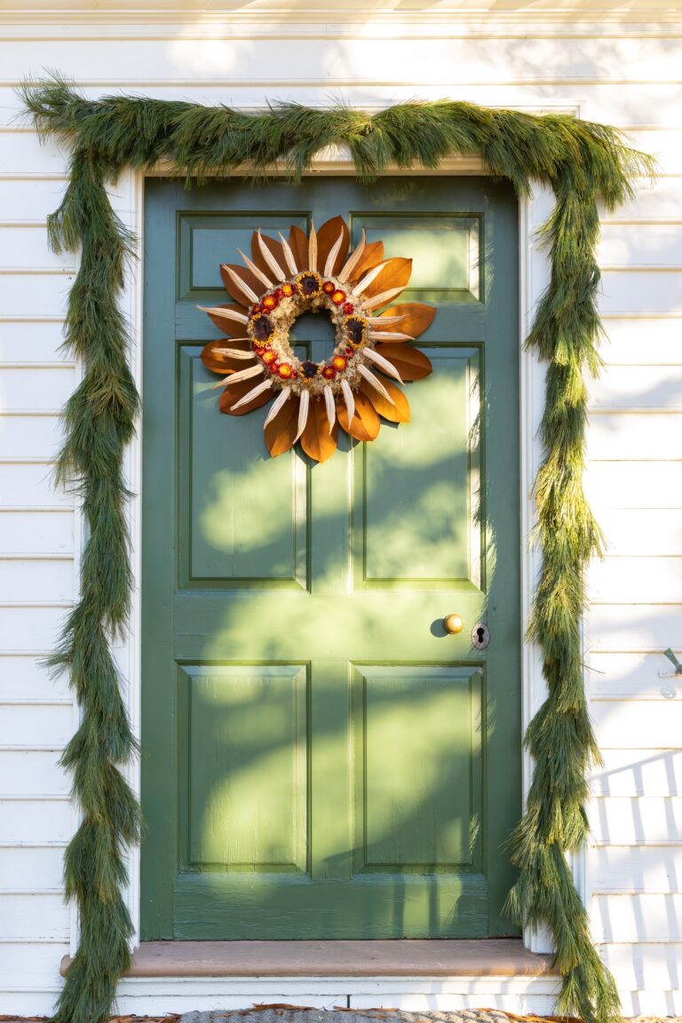 How Colonial Williamsburg Decks the Halls, Eighteenth-Century Style ...